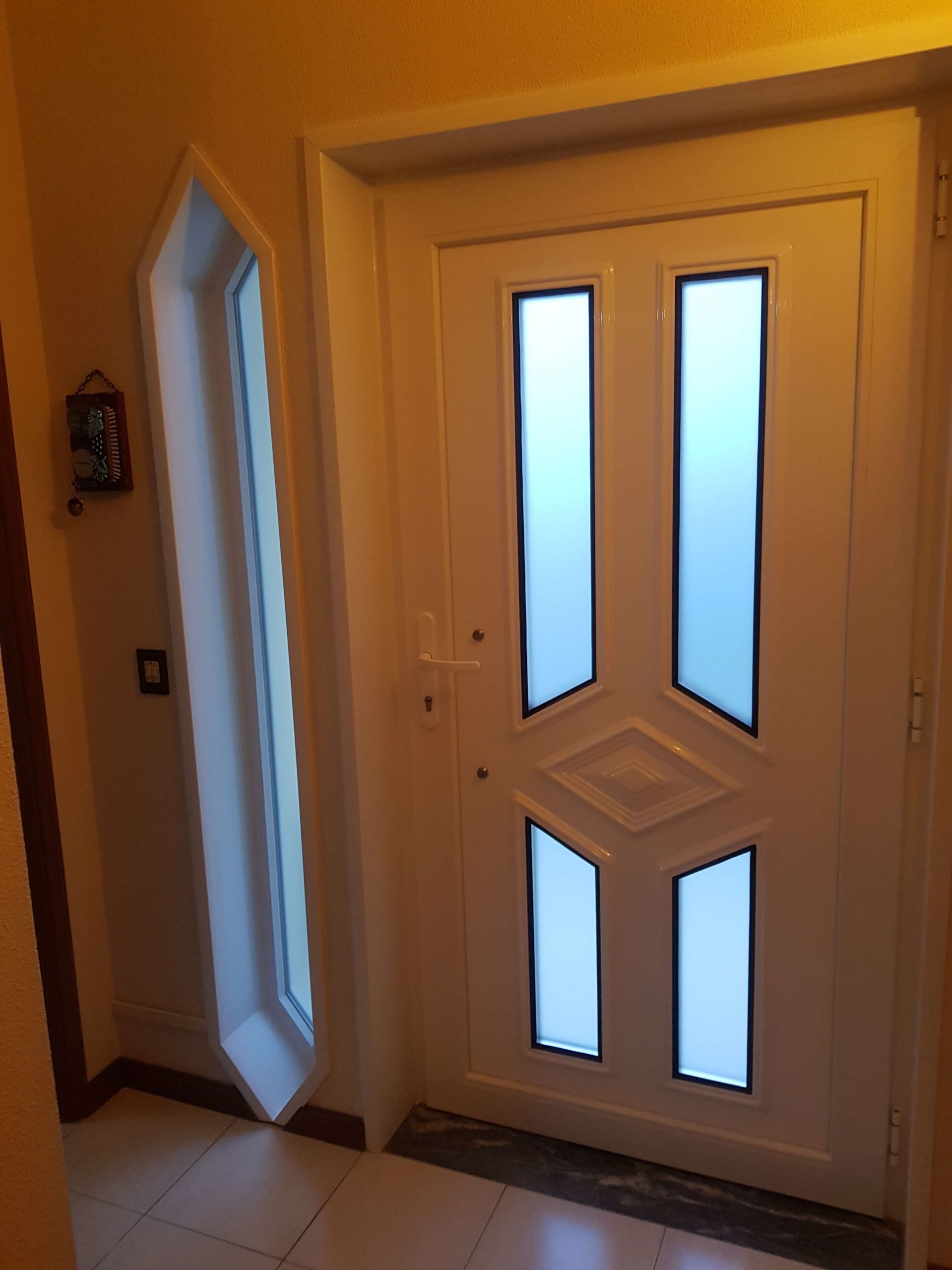 CAIXILHARIA EM PVC COM APAINELADOS INTERIORES - Caixipedro